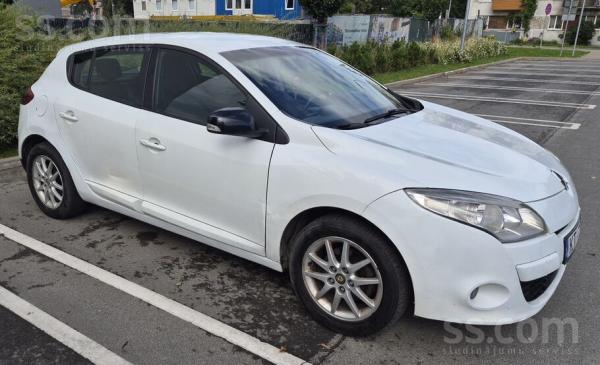 White Renault Megane 2010 in Riga, with an engine capacity of 1.50 L and mileage of 290 thousand km for 1600 €, photo 4 on AUTOMOTO.COM.LV