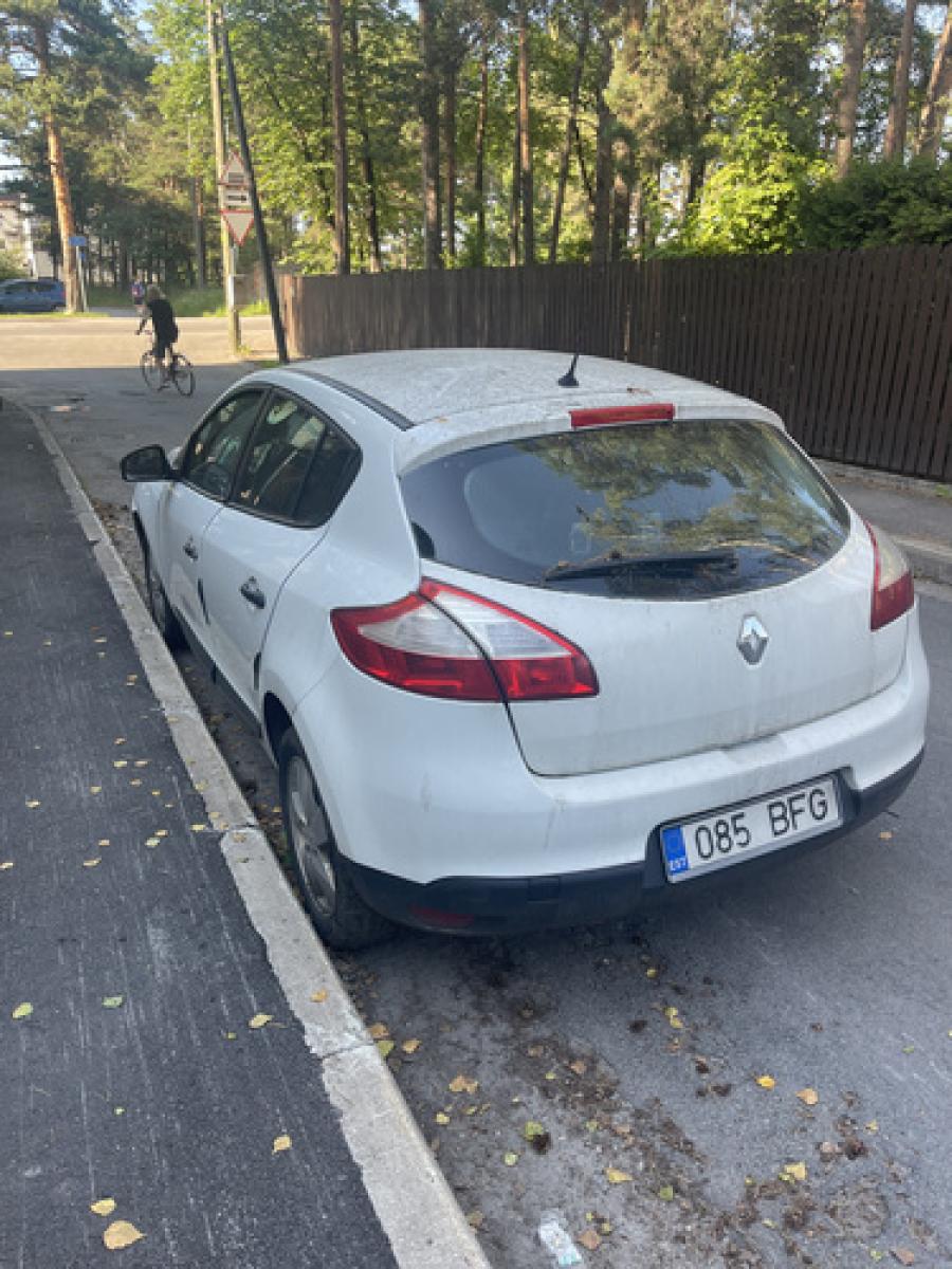 White Renault Megane 2011 in Tallinn, with an engine capacity of 1.60 L and mileage of 467 thousand km for 500 €, photo 3 on AUTOMOTO.COM.LV