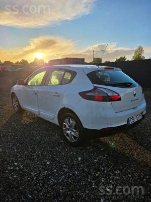 White Renault Megane 2015 in Riga, with an engine capacity of 1.50 L and mileage of 0 thousand km for 2050 €, photo 5 on AUTOMOTO.COM.LV
