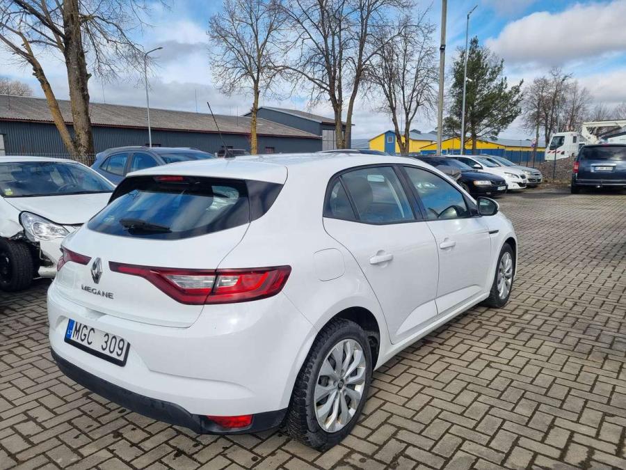 White Renault Megane 2017 in Taurage, with an engine capacity of 1.46 L and mileage of 236 thousand km for 3500 €, photo 11 on AUTOMOTO.COM.LV