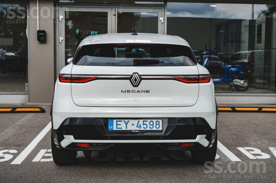 White Renault Megane 2023 in Riga, with an engine capacity of 2.00 L and mileage of 44 thousand km for 19900 €, photo 3 on AUTOMOTO.COM.LV