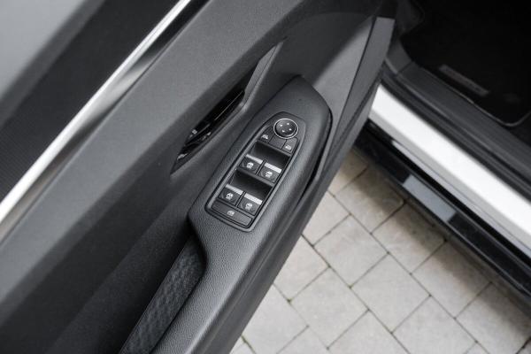Balts Renault Megane 2023 Mārupe, ar dzinēja tilpumu 0.00 L un nobraukumu 33 tūkst. km par 21900 €, foto 8 vietnē AUTOMOTO.COM.LV