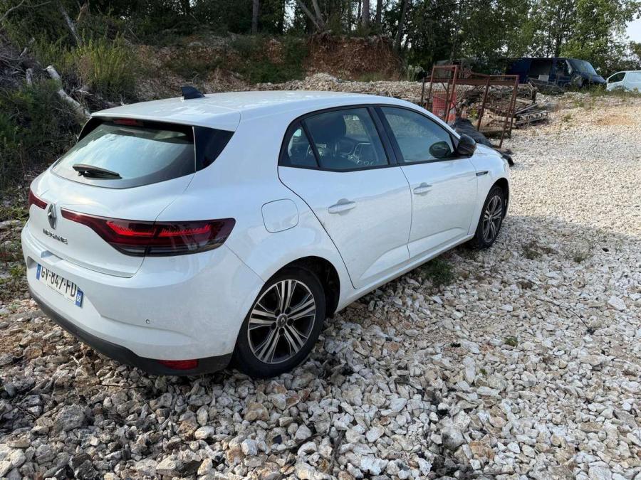 Balts Renault Megane 2024 Tauragė, ar dzinēja tilpumu 1.50 L un nobraukumu 140 tūkst. km par 6700 €, foto 4 vietnē AUTOMOTO.COM.LV