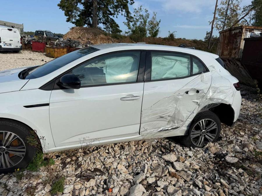 Balts Renault Megane 2024 Tauragė, ar dzinēja tilpumu 1.50 L un nobraukumu 140 tūkst. km par 6700 €, foto 5 vietnē AUTOMOTO.COM.LV
