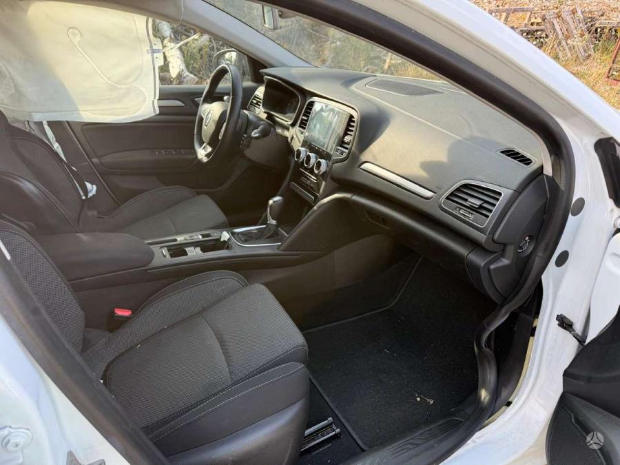 Balts Renault Megane 2024 Tauragė, ar dzinēja tilpumu 1.50 L un nobraukumu 140 tūkst. km par 6700 €, foto 7 vietnē AUTOMOTO.COM.LV