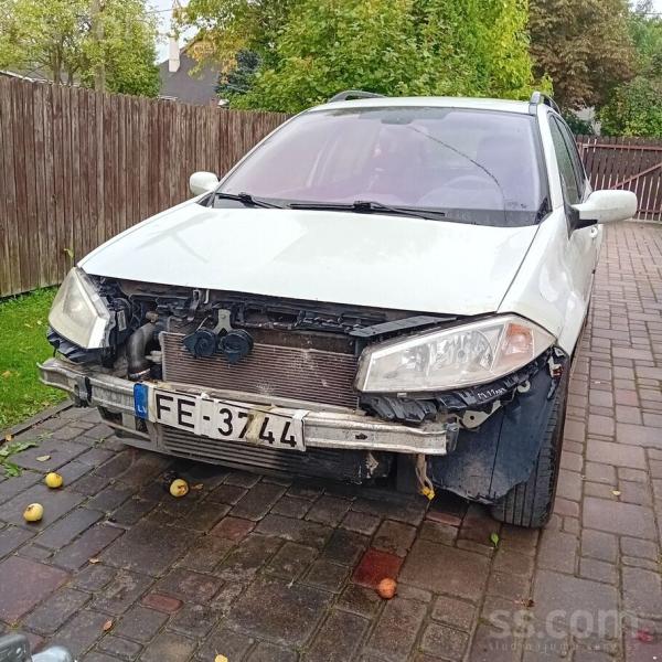 White Renault Megane 2004 in Jelgava, with an engine capacity of 1.60 L and mileage of 0 thousand km for 650 €, photo 1 on AUTOMOTO.COM.LV