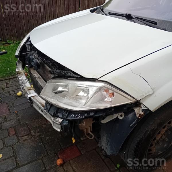 White Renault Megane 2004 in Jelgava, with an engine capacity of 1.60 L and mileage of 0 thousand km for 650 €, photo 5 on AUTOMOTO.COM.LV