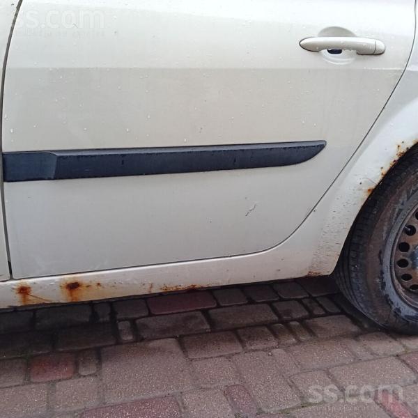 White Renault Megane 2004 in Jelgava, with an engine capacity of 1.60 L and mileage of 0 thousand km for 650 €, photo 7 on AUTOMOTO.COM.LV