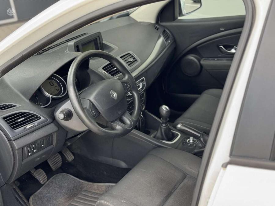 White Renault Megane 2010 in Vilnius, with an engine capacity of 1.87 L and mileage of 241 thousand km for 2200 €, photo 8 on AUTOMOTO.COM.LV