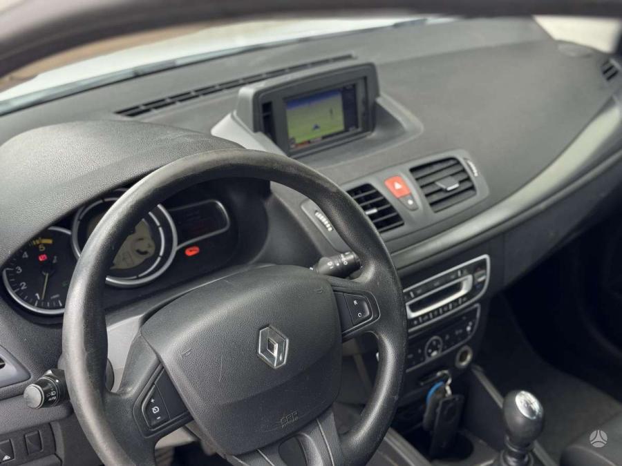 White Renault Megane 2010 in Vilnius, with an engine capacity of 1.87 L and mileage of 241 thousand km for 2200 €, photo 9 on AUTOMOTO.COM.LV