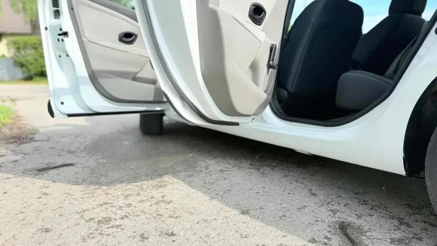 White Renault Megane 2011 in Riga, with an engine capacity of 1.50 L and mileage of 189 thousand km for 2800 €, photo 7 on AUTOMOTO.COM.LV