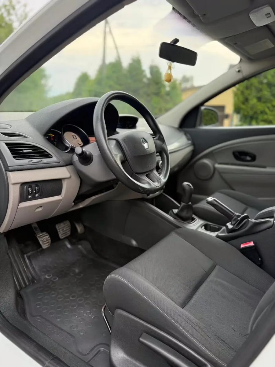 White Renault Megane 2011 in Riga, with an engine capacity of 1.50 L and mileage of 189 thousand km for 2800 €, photo 9 on AUTOMOTO.COM.LV