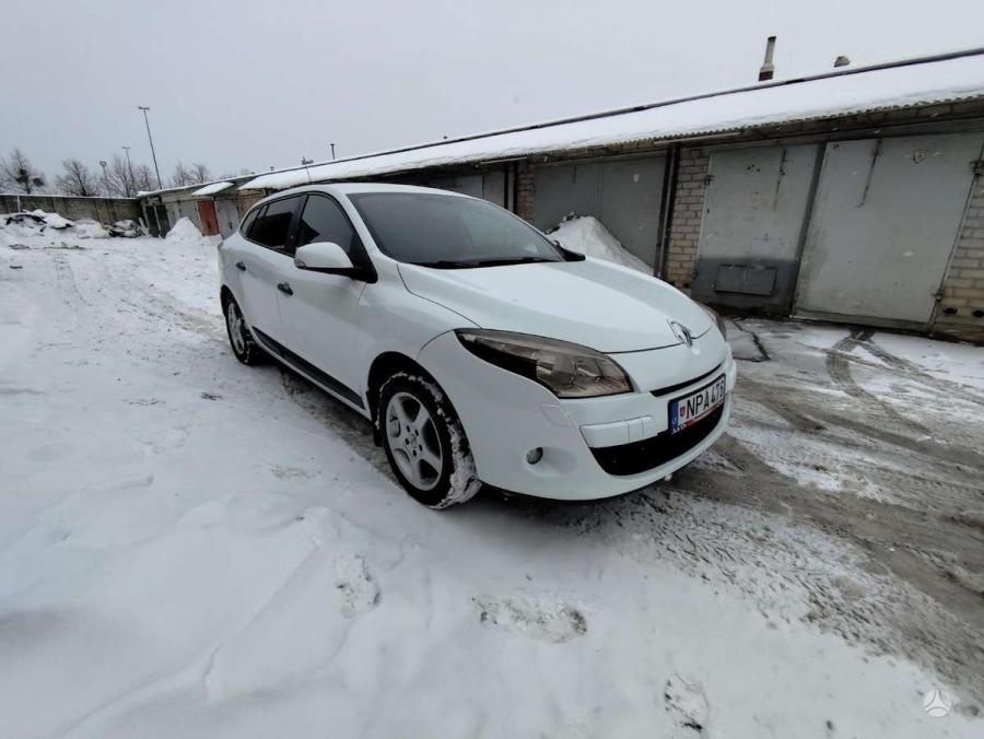 White Renault Megane 2013 in Kaunas, with an engine capacity of 1.50 L and mileage of 301 thousand km for 2250 €, photo 2 on AUTOMOTO.COM.LV