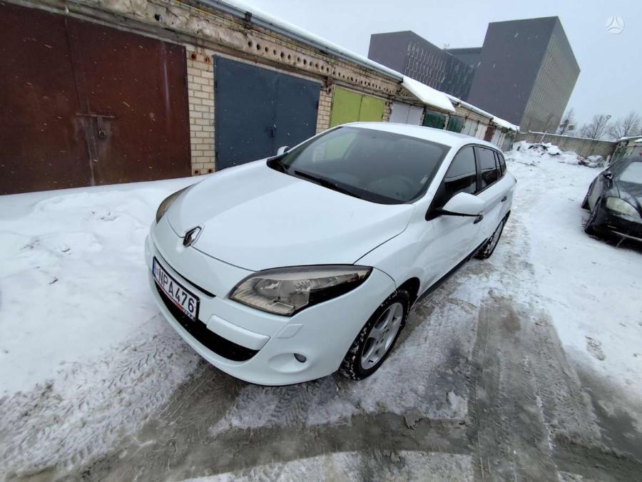 White Renault Megane 2013 in Kaunas, with an engine capacity of 1.50 L and mileage of 301 thousand km for 2250 €, photo 5 on AUTOMOTO.COM.LV