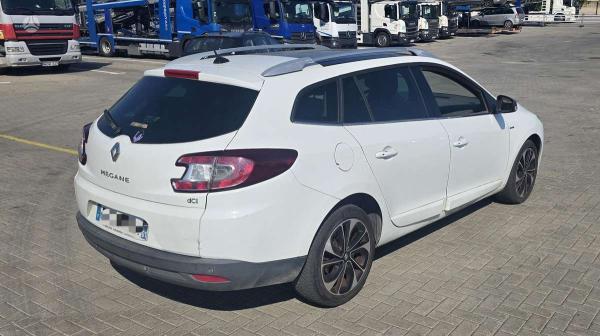 Balts Renault Megane 2014 Tauragė, ar dzinēja tilpumu 1.60 L un nobraukumu 261 tūkst. km par 3600 €, foto 4 vietnē AUTOMOTO.COM.LV