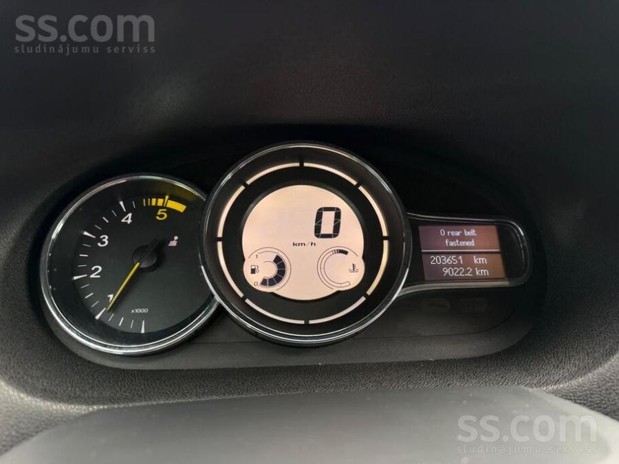 White Renault Megane 2014 in Valmiera, with an engine capacity of 1.50 L and mileage of 204 thousand km for 4999 €, photo 12 on AUTOMOTO.COM.LV