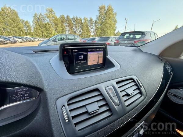 White Renault Megane 2016 in Riga, with an engine capacity of 1.60 L and mileage of 0 thousand km for 5990 €, photo 8 on AUTOMOTO.COM.LV