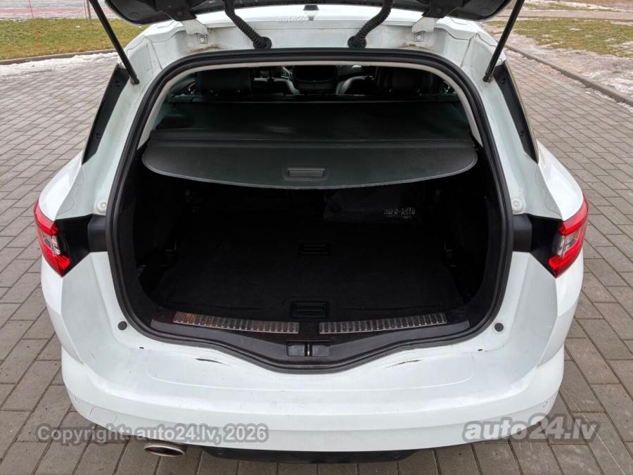 White Renault Megane 2016 in Tartu, with an engine capacity of 1.60 L and mileage of 267 thousand km for 7900 €, photo 10 on AUTOMOTO.COM.LV