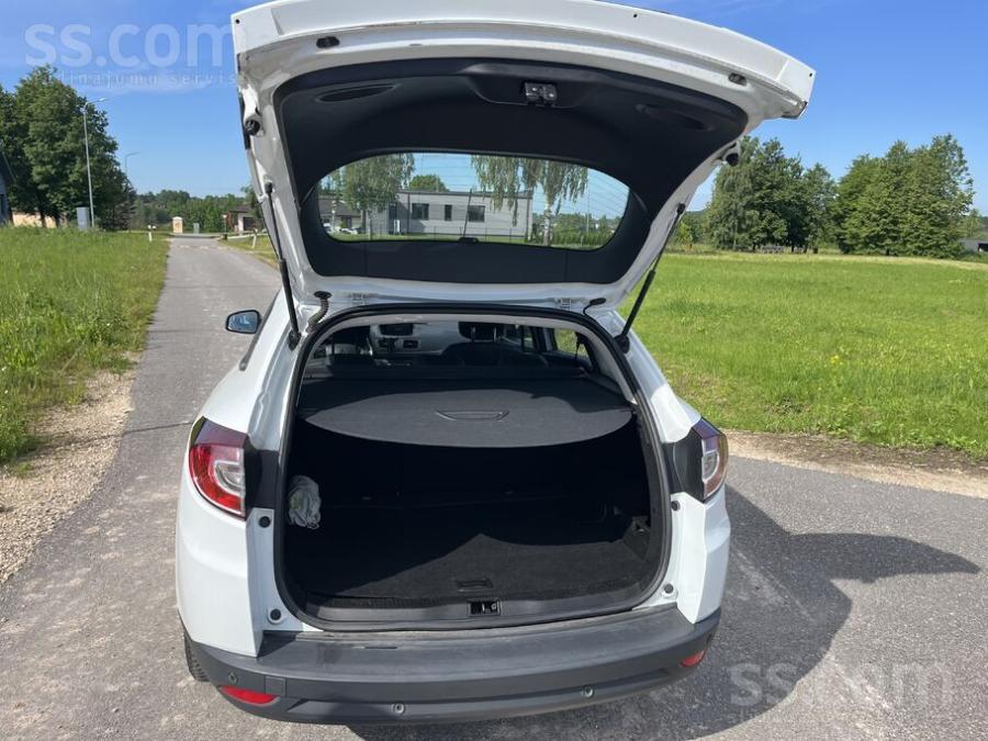 White Renault Megane 2016 in Riga, with an engine capacity of 1.50 L and mileage of 241 thousand km for 5700 €, photo 7 on AUTOMOTO.COM.LV