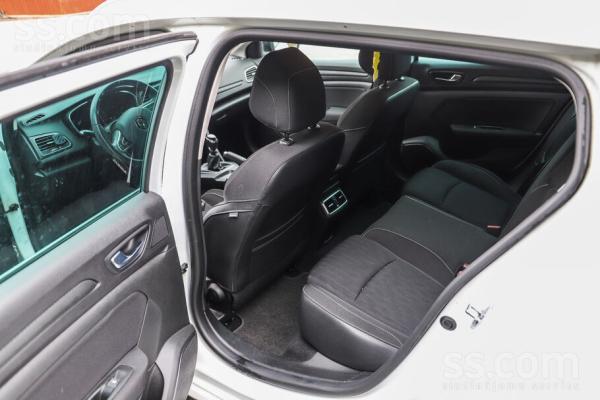 White Renault Megane 2020 in Riga, with an engine capacity of 1.30 L and mileage of 122 thousand km for 10000 €, photo 5 on AUTOMOTO.COM.LV