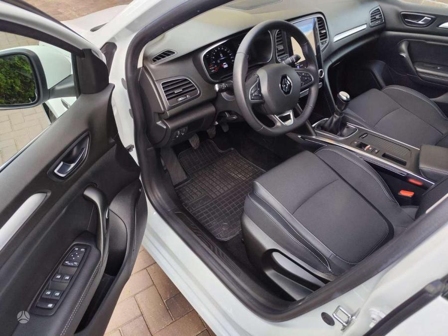 White Renault Megane 2021 in Kalvarija, with an engine capacity of 1.46 L and mileage of 140 thousand km for 12403 €, photo 8 on AUTOMOTO.COM.LV