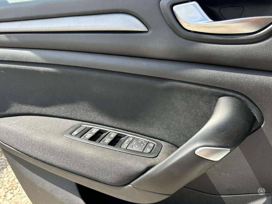 White Renault Megane 2022 in Vilnius, with an engine capacity of 1.46 L and mileage of 199 thousand km for 10889 €, photo 13 on AUTOMOTO.COM.LV