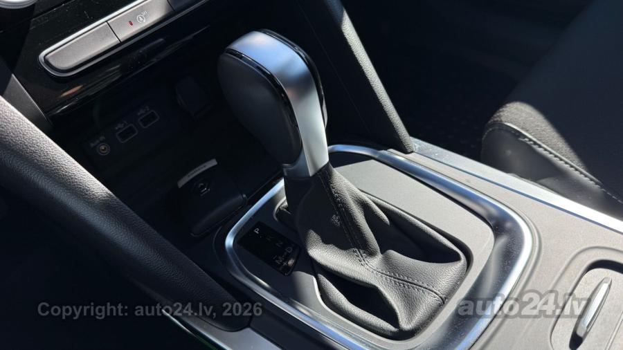 White Renault Megane 2023 in Tallinn, with an engine capacity of 1.30 L and mileage of 45 thousand km for 15490 €, photo 12 on AUTOMOTO.COM.LV