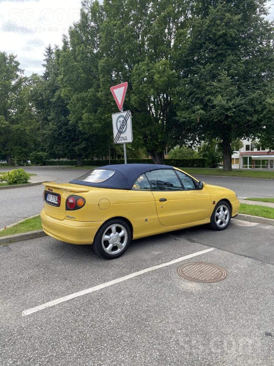Yellow Renault Megane 1998 in Riga, with an engine capacity of 2.00 L and mileage of 204 thousand km for 4125 €, photo 1 on AUTOMOTO.COM.LV