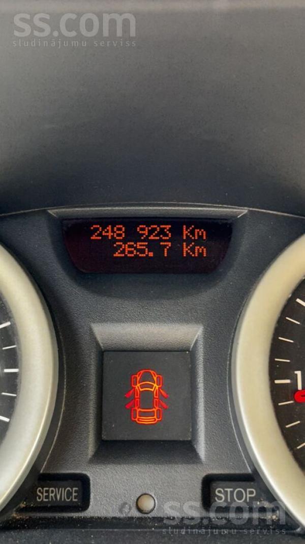 Yellow Renault Megane 2005 in Jelgava, with an engine capacity of 2.00 L and mileage of 249 thousand km for 950 €, photo 8 on AUTOMOTO.COM.LV