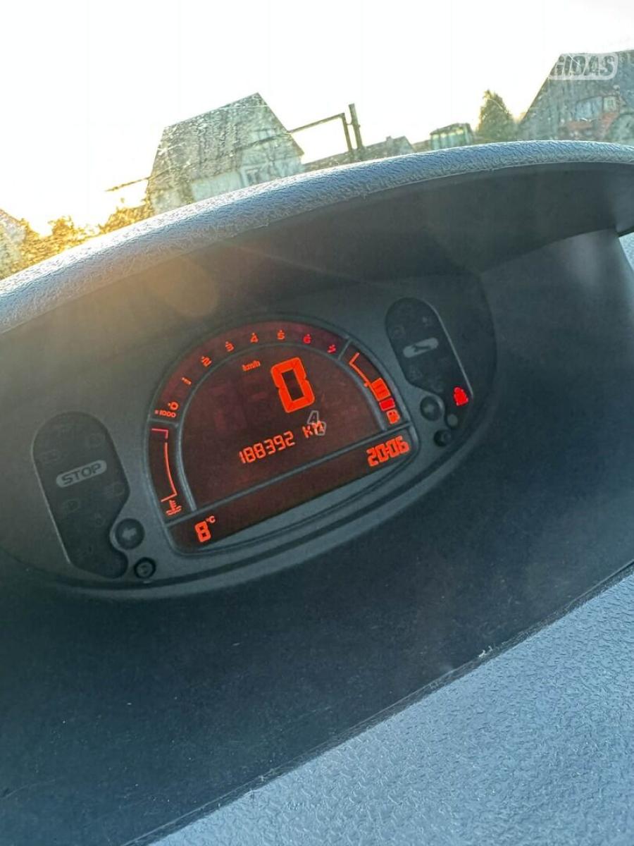 Grey Renault Modus 2005 in Utena, with an engine capacity of 1.40 L and mileage of 188 thousand km for 670 €, photo 9 on AUTOMOTO.COM.LV