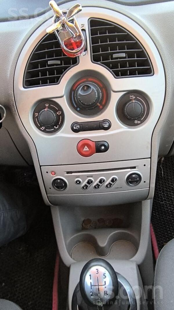 Grey Renault Modus 2005 in Valmiera, with an engine capacity of 1.50 L and mileage of 224 thousand km for 1500 €, photo 5 on AUTOMOTO.COM.LV