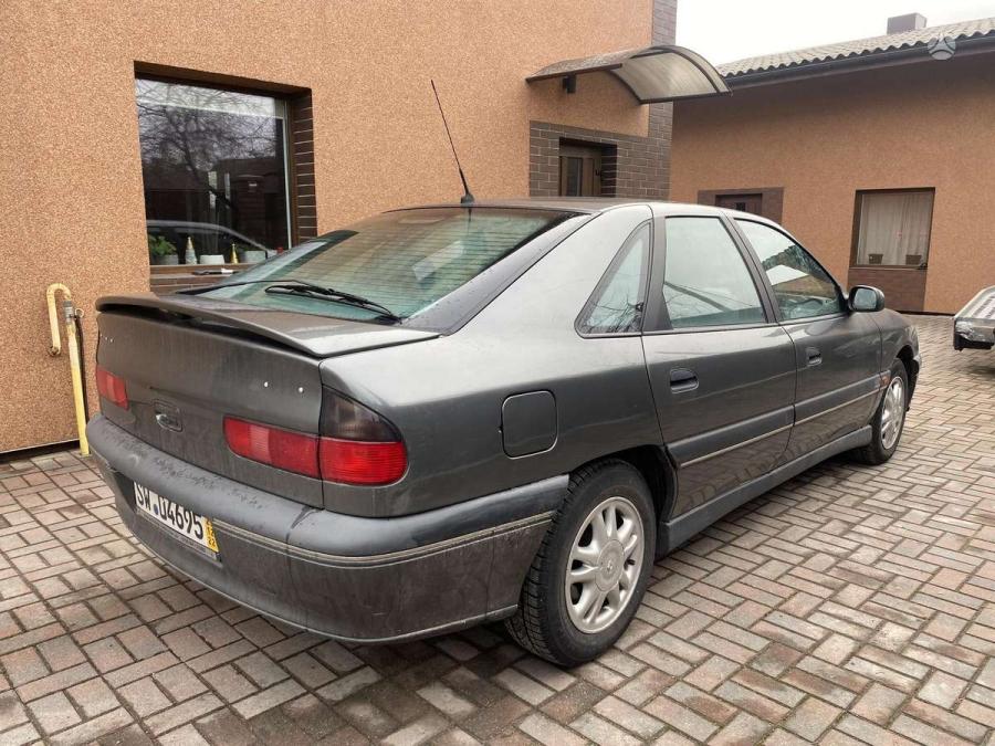 Grey Renault Safrane 1997 in Siauliai, with an engine capacity of 2.20 L and mileage of 77 thousand km for 1999 €, photo 4 on AUTOMOTO.COM.LV