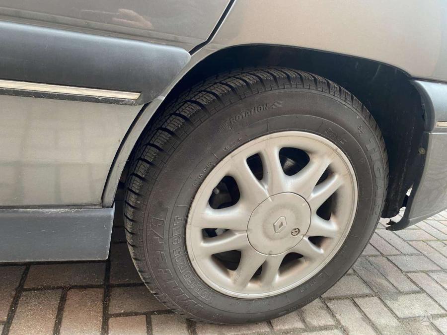 Grey Renault Safrane 1997 in Siauliai, with an engine capacity of 2.20 L and mileage of 77 thousand km for 1999 €, photo 6 on AUTOMOTO.COM.LV