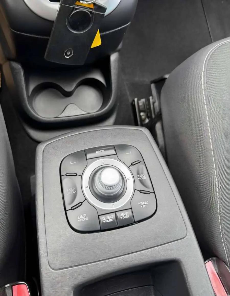 Black Renault Scenic 2015 in Telschi, with an engine capacity of 1.50 L and mileage of 261 thousand km for 4490 €, photo 21 on AUTOMOTO.COM.LV