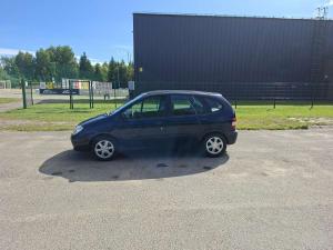 Zils Renault Scenic 2000 Šauļi, ar dzinēja tilpumu 1.60 L un nobraukumu 320 tūkst. km par 850 €, foto  vietnē AUTOMOTO.COM.LV