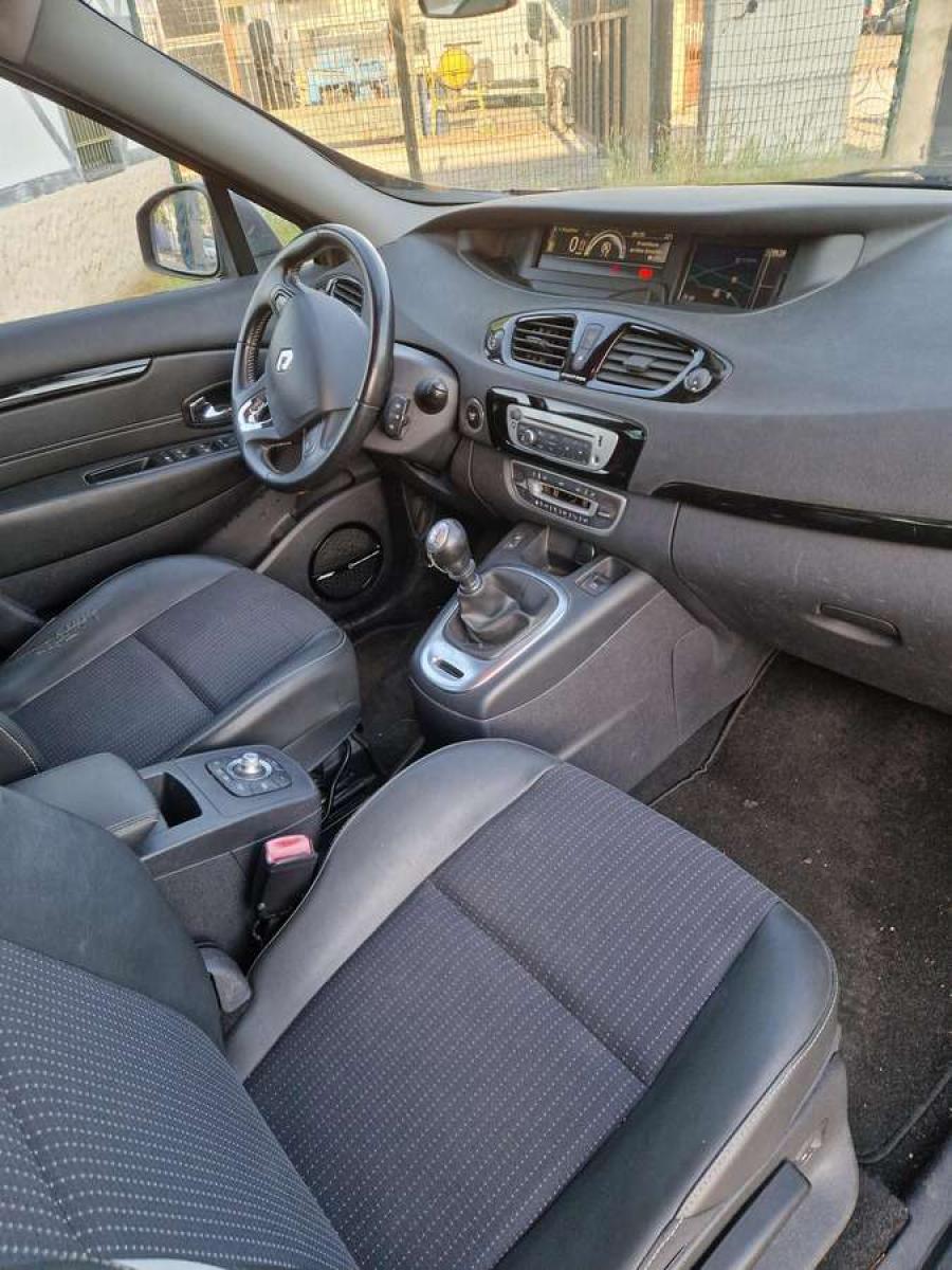 Brown Renault Scenic 2013 in Taurage, with an engine capacity of 1.60 L and mileage of 260 thousand km for 3900 €, photo 6 on AUTOMOTO.COM.LV