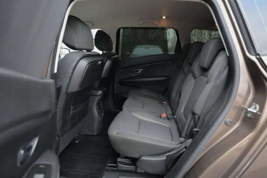 Brūns Renault Scenic 2017 Jelgava, ar dzinēja tilpumu 1.20 L un nobraukumu 180 tūkst. km par 9500 €, foto 15 vietnē AUTOMOTO.COM.LV
