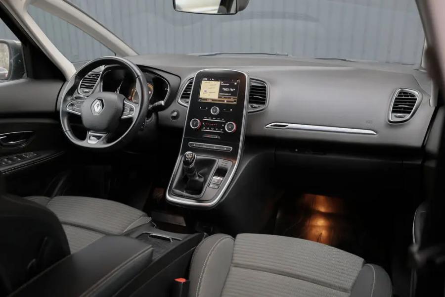 Brūns Renault Scenic 2017 Jelgava, ar dzinēja tilpumu 1.20 L un nobraukumu 180 tūkst. km par 9500 €, foto 18 vietnē AUTOMOTO.COM.LV