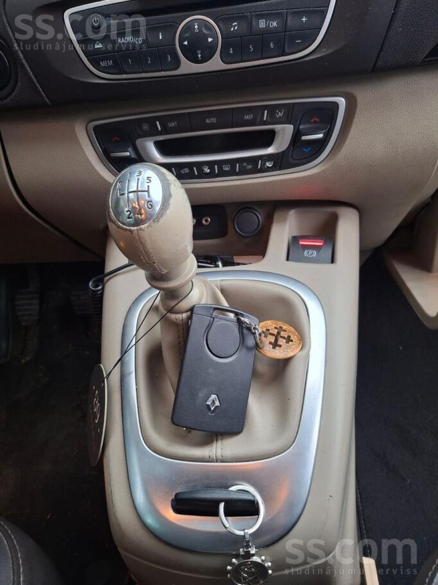 Brūns Renault Scenic 2011 Jelgava, ar dzinēja tilpumu 1.90 L un nobraukumu 241 tūkst. km par 4600 €, foto 24 vietnē AUTOMOTO.COM.LV