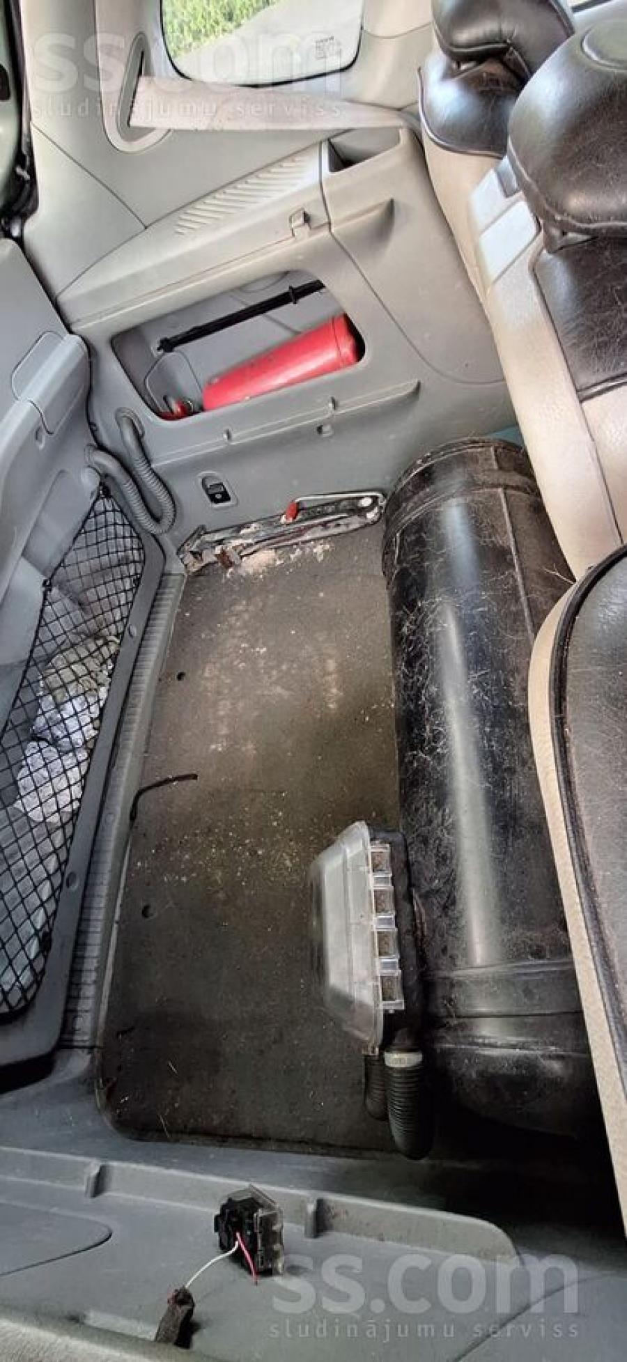 Zaļš Renault Scenic 2001 Tukums, ar dzinēja tilpumu 2.00 L un nobraukumu 450 tūkst. km par 400 €, foto 4 vietnē AUTOMOTO.COM.LV