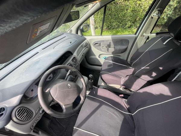 Pelēks Renault Scenic 2000 Jonava, ar dzinēja tilpumu 2.00 L un nobraukumu 261 tūkst. km par 600 €, foto 5 vietnē AUTOMOTO.COM.LV