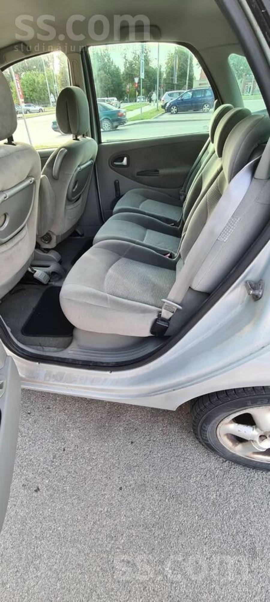 Grey Renault Scenic 2001 in Daugavpils, with an engine capacity of 1.60 L and mileage of 175 thousand km for 650 €, photo 7 on AUTOMOTO.COM.LV