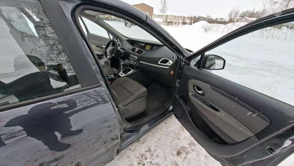 Grey Renault Scenic 2011 in Gargzdai, with an engine capacity of 1.50 L and mileage of 323 thousand km for 2699 €, photo 5 on AUTOMOTO.COM.LV