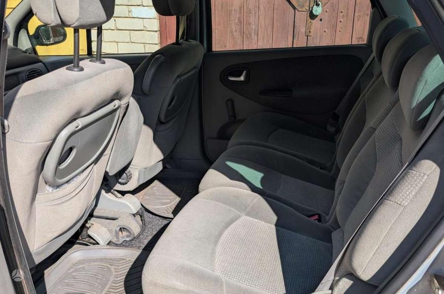 Grey Renault Scenic 2002 in Druskininkai, with an engine capacity of 1.87 L and mileage of 275 thousand km for 600 €, photo 8 on AUTOMOTO.COM.LV