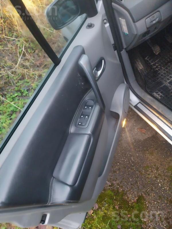 Grey Renault Scenic 2005 in Daugavpils, with an engine capacity of 1.90 L and mileage of 436 thousand km for 1050 €, photo 9 on AUTOMOTO.COM.LV