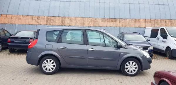 Pelēks Renault Scenic 2006 Valmiera, ar dzinēja tilpumu 1.60 L un nobraukumu 178 tūkst. km par 2100 €, foto 2 vietnē AUTOMOTO.COM.LV