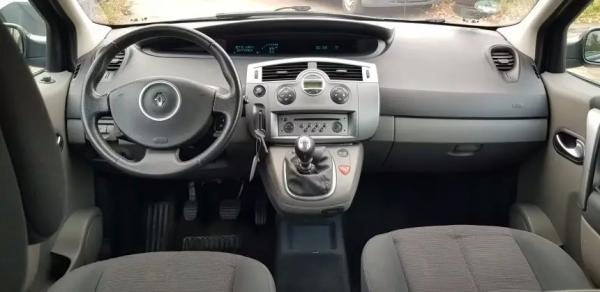 Pelēks Renault Scenic 2006 Valmiera, ar dzinēja tilpumu 1.60 L un nobraukumu 178 tūkst. km par 2100 €, foto 8 vietnē AUTOMOTO.COM.LV