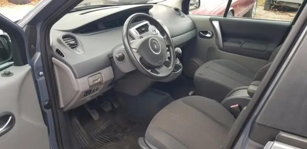 Pelēks Renault Scenic 2006 Valmiera, ar dzinēja tilpumu 1.60 L un nobraukumu 178 tūkst. km par 2100 €, foto 9 vietnē AUTOMOTO.COM.LV