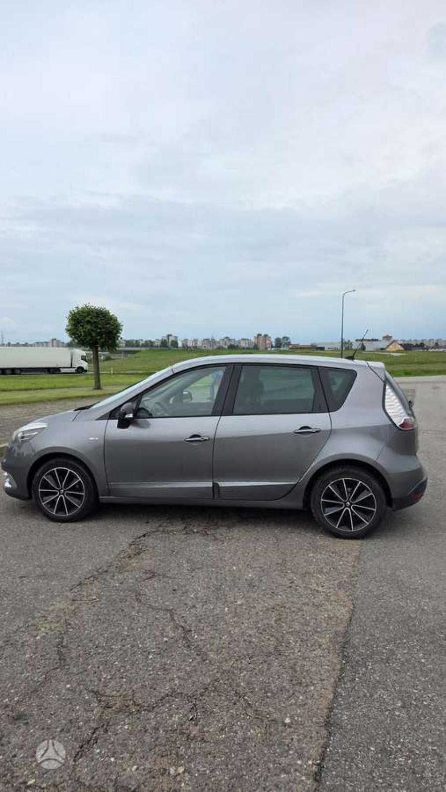 Grey Renault Scenic 2013 in Kaunas, with an engine capacity of 1.46 L and mileage of 251 thousand km for 2400 €, photo 9 on AUTOMOTO.COM.LV