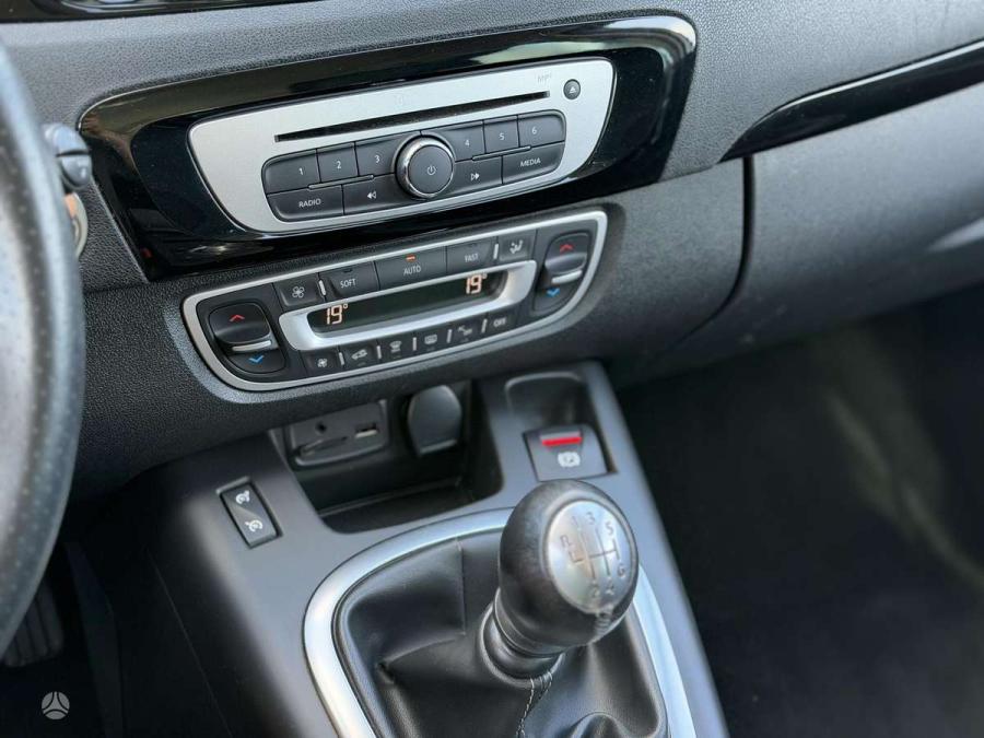 Grey Renault Scenic 2015 in Taurage, with an engine capacity of 1.60 L and mileage of 228 thousand km for 4499 €, photo 40 on AUTOMOTO.COM.LV